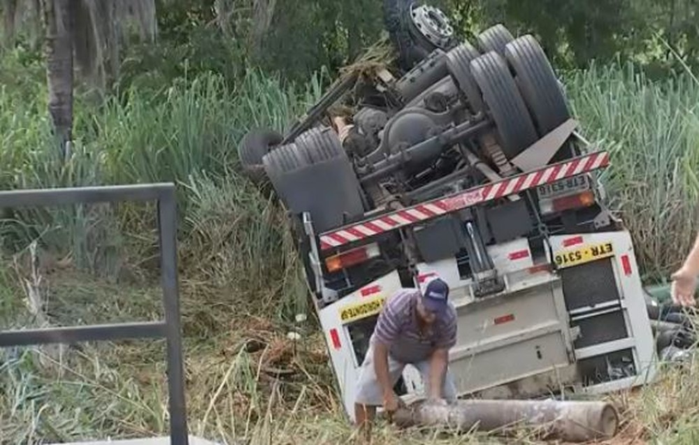 Caminhão carregado de cilindros de oxigênio tomba em rodovia de Iacanga - Leia Notícias