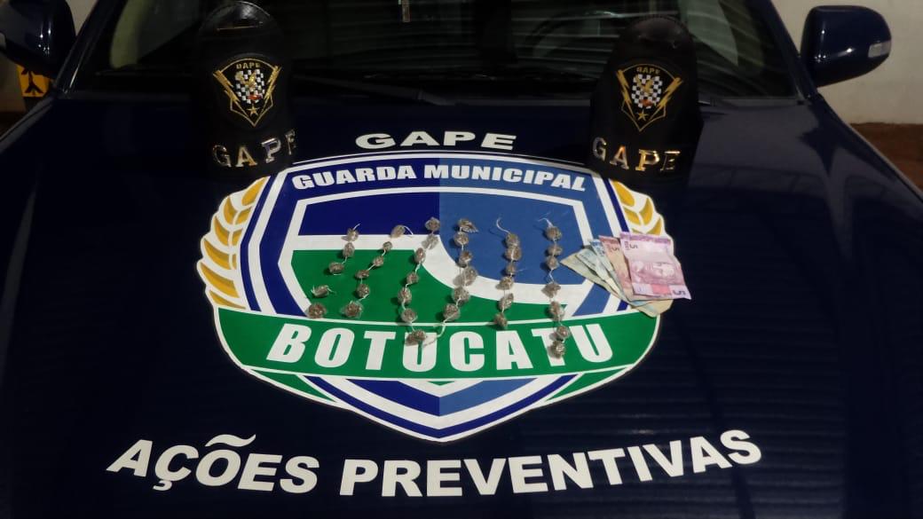 Botucatu: GCM prende traficante em praça - Leia Notícias Botucatu: GCM prende traficante em praça - Leia Notícias