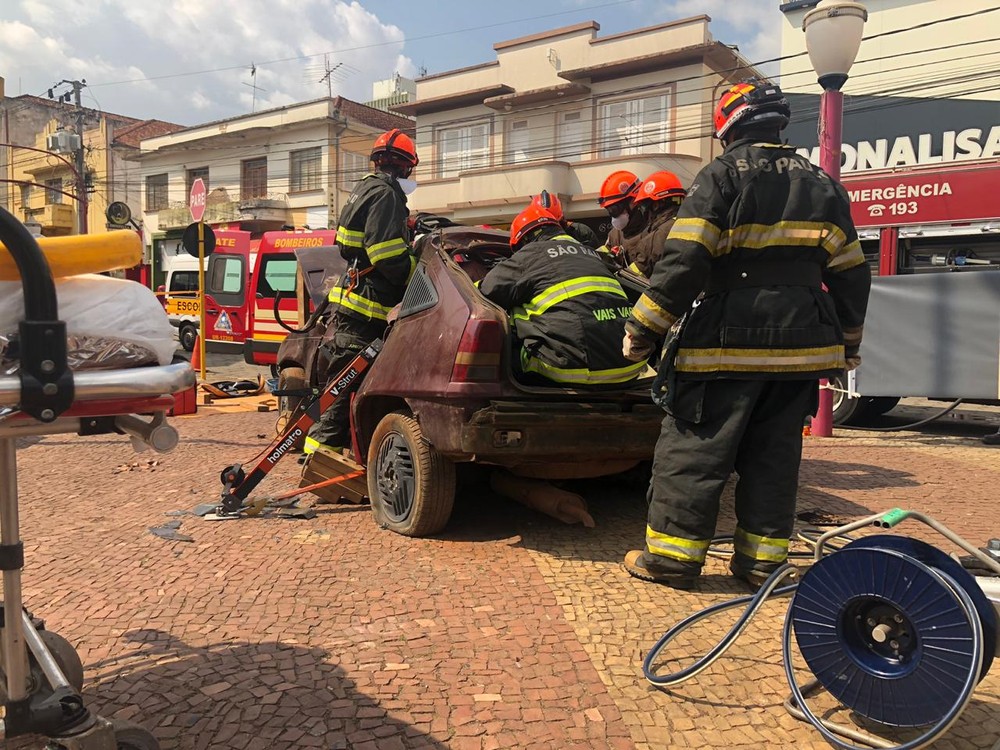 Bombeiros fazem simulação de resgate no Centro de Avaré - Leia Notícias Bombeiros fazem simulação de resgate no Centro de Avaré - Leia Notícias