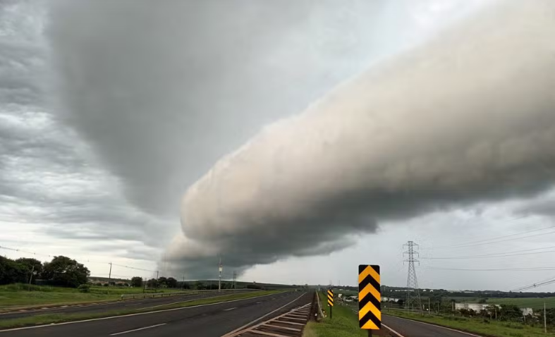 Nuvem rolo chama atenção de moradores no interior de SP - Leia Notícias