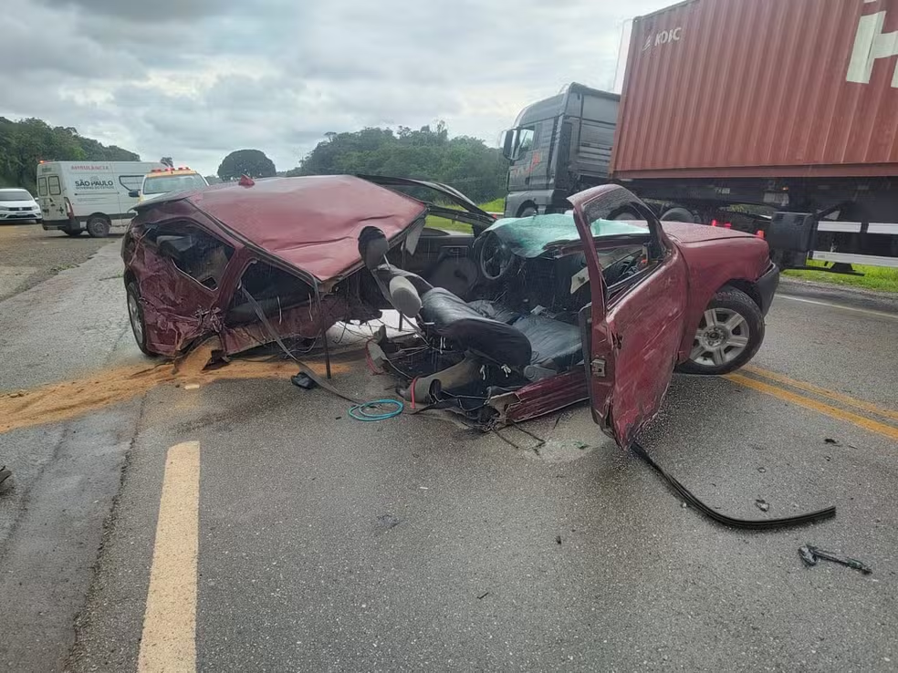 Carro é partido ao meio após bater em outro veículo em rodovia no ...